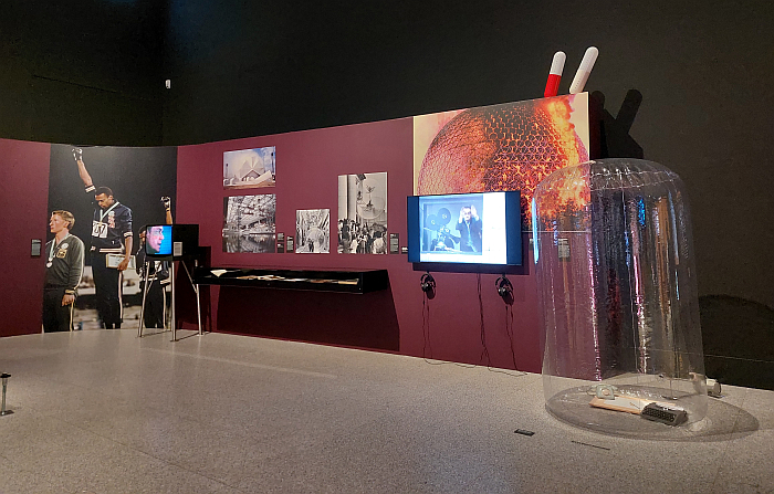 Everything at Once: Postmodernity, 1967–1992 at the Bundeskunsthalle ...