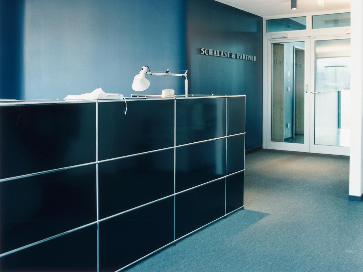 USM Haller Counter Type 4, Gentian blue RAL 5010, Corner open by Fritz ...