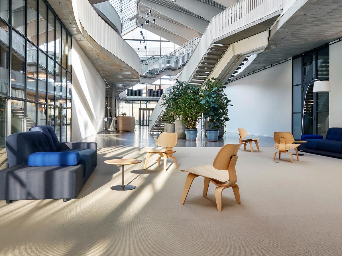 Plywood Group LCW / LCW Leather | Vitra | by Charles & Ray Eames, 1945 ...